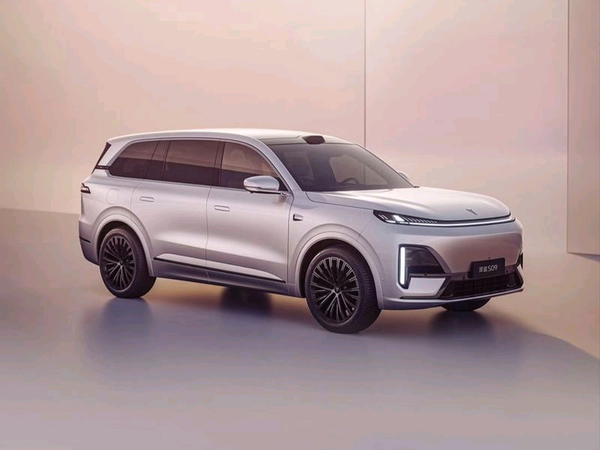 无限非凡 的想法: 红衣大叔周鸿祎试深蓝S09，得到高度评价，华为智驾+鸿蒙座舱，30万级“六边形战士”成了？ | 今天围观红衣大叔周鸿祎试驾深蓝S09，这车一上来就透着股“搞事情”的劲儿。你 ...