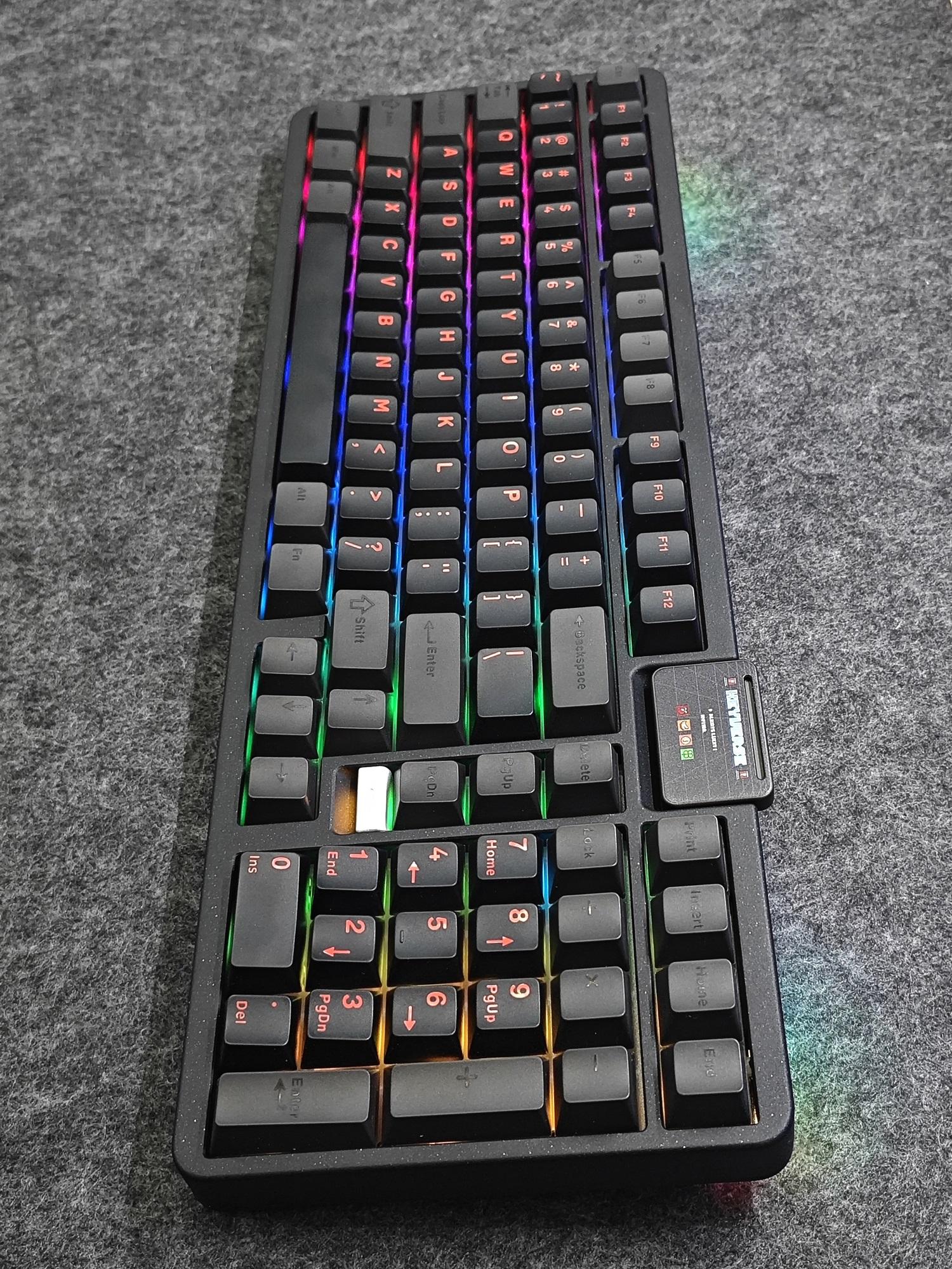 Kira 的想法: 真客制化级量产键盘——INFI100测评 | 自去年INFI75上市后掀起了单键开槽PCB和PET垫的潮流，量产键盘的整 ...