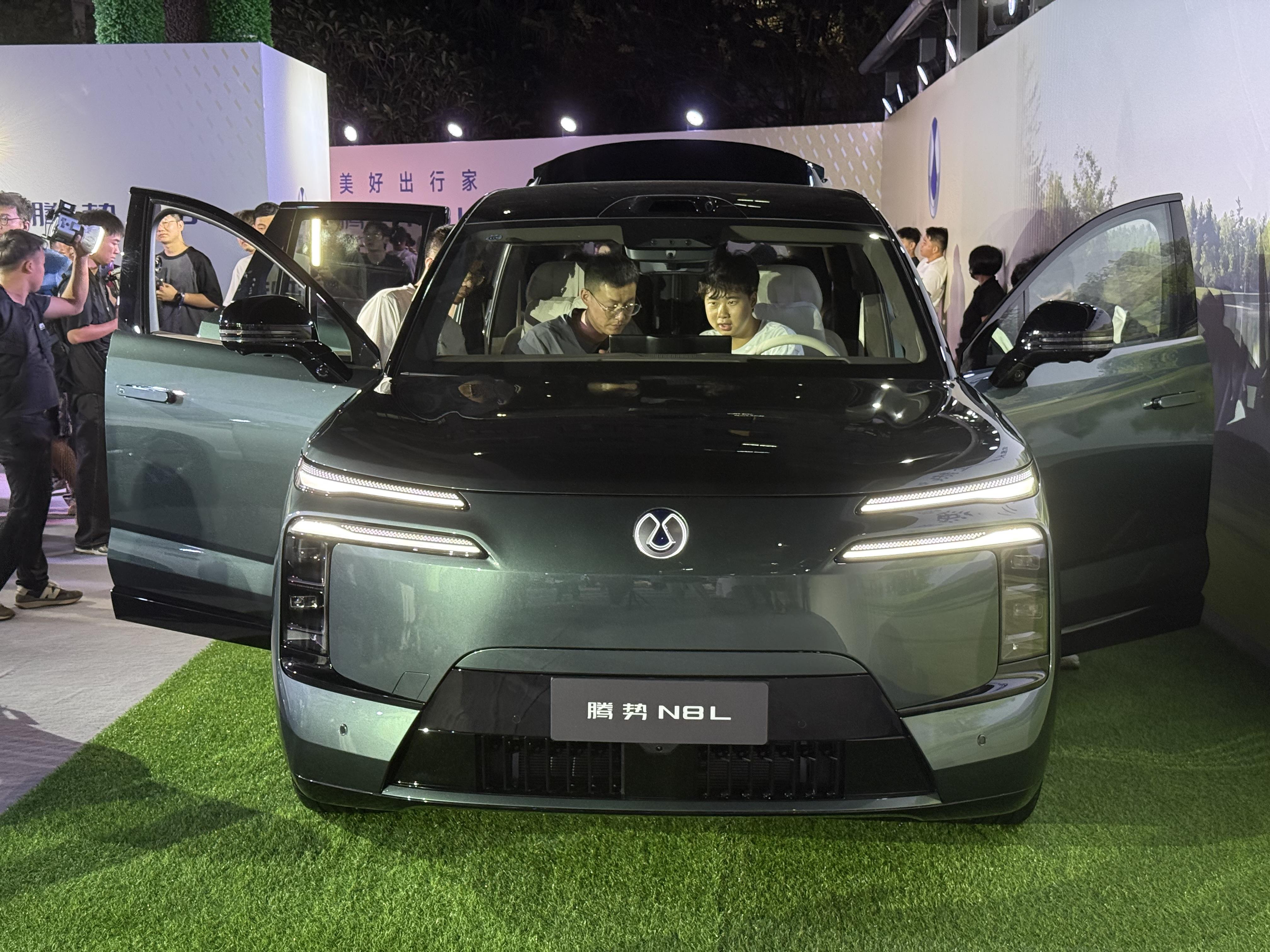 Gemini-迷你 的想法: 全体起立！腾势N8L预售价31.98-34.98w可以说N8L就是N9青春版，2.0T+易三方，云辇-A双腔空悬带预瞄，210km/h鱼钩测试，180km/h爆胎 ...