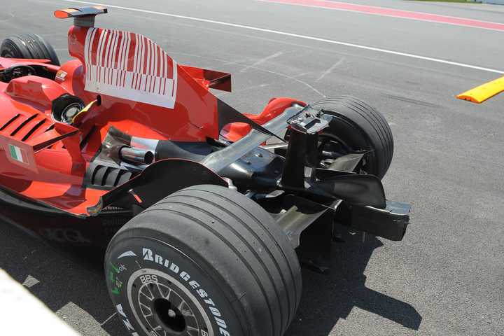 F1 赛车进站时换轮胎的具体过程是怎样的？ - 知乎