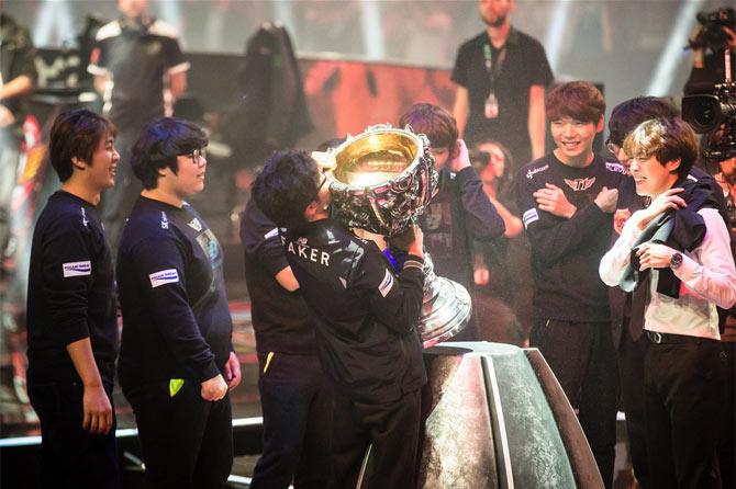 SKT再度问鼎世界，LCK初定电竞王朝 - 知乎