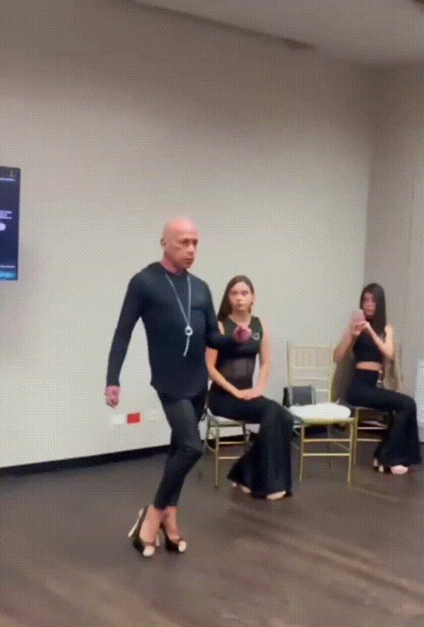 黑孔雀说《时尚之光》Ⅱ，致敬极致“妖娆”的男人，Gigi Hadid为范思哲开秀台步拉垮惹议论？ - 知乎