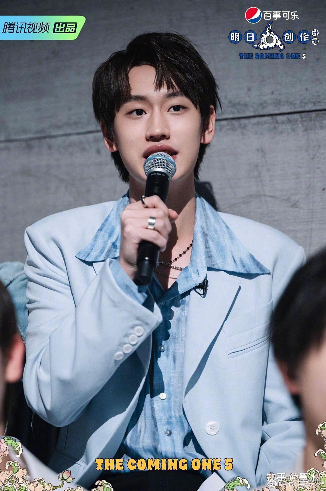 INTO1《明日5》预告照：周柯宇变暖男风，刘宇微笑画面十分甜！ - 知乎