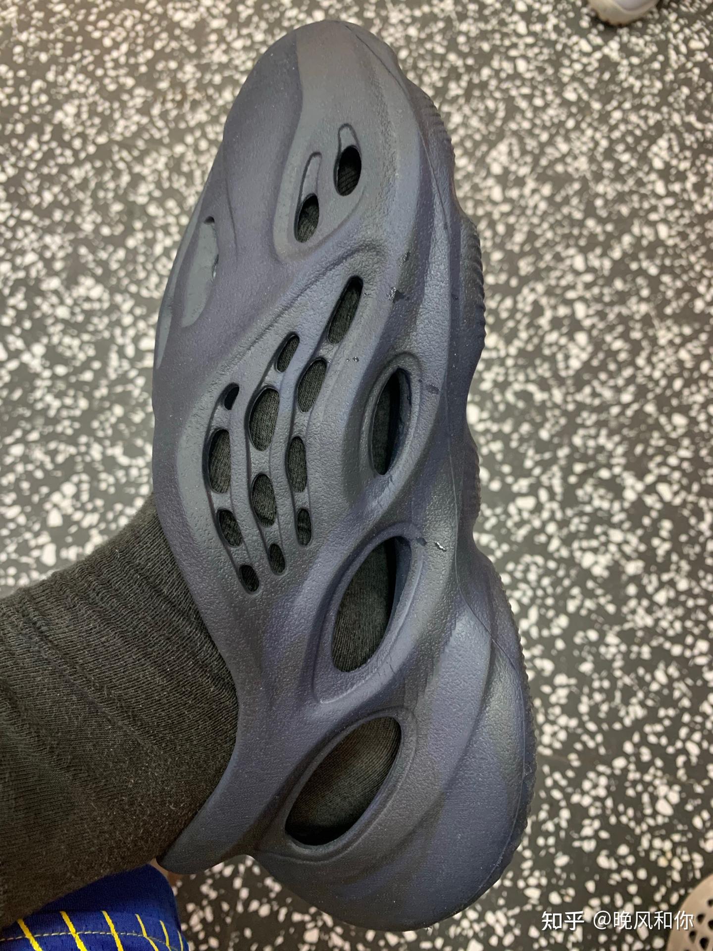 Yeezy foam runner到底值不值得购买？它跟匹克洞洞鞋该选哪一个？ - 知乎