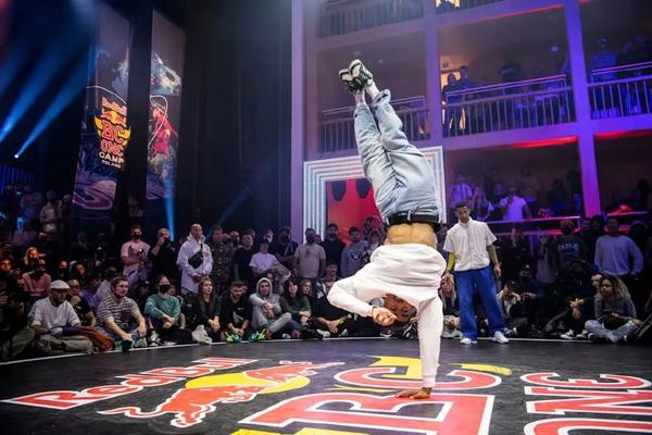 21岁的Bboy Lee 舞龄19年，2岁能倒立，他是如何赢在起跑线上的？ - 知乎