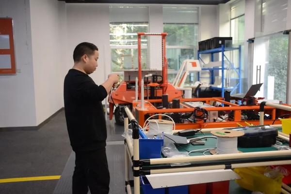 领先全球！“龙泉籍”机器人上“路”了 - 知乎