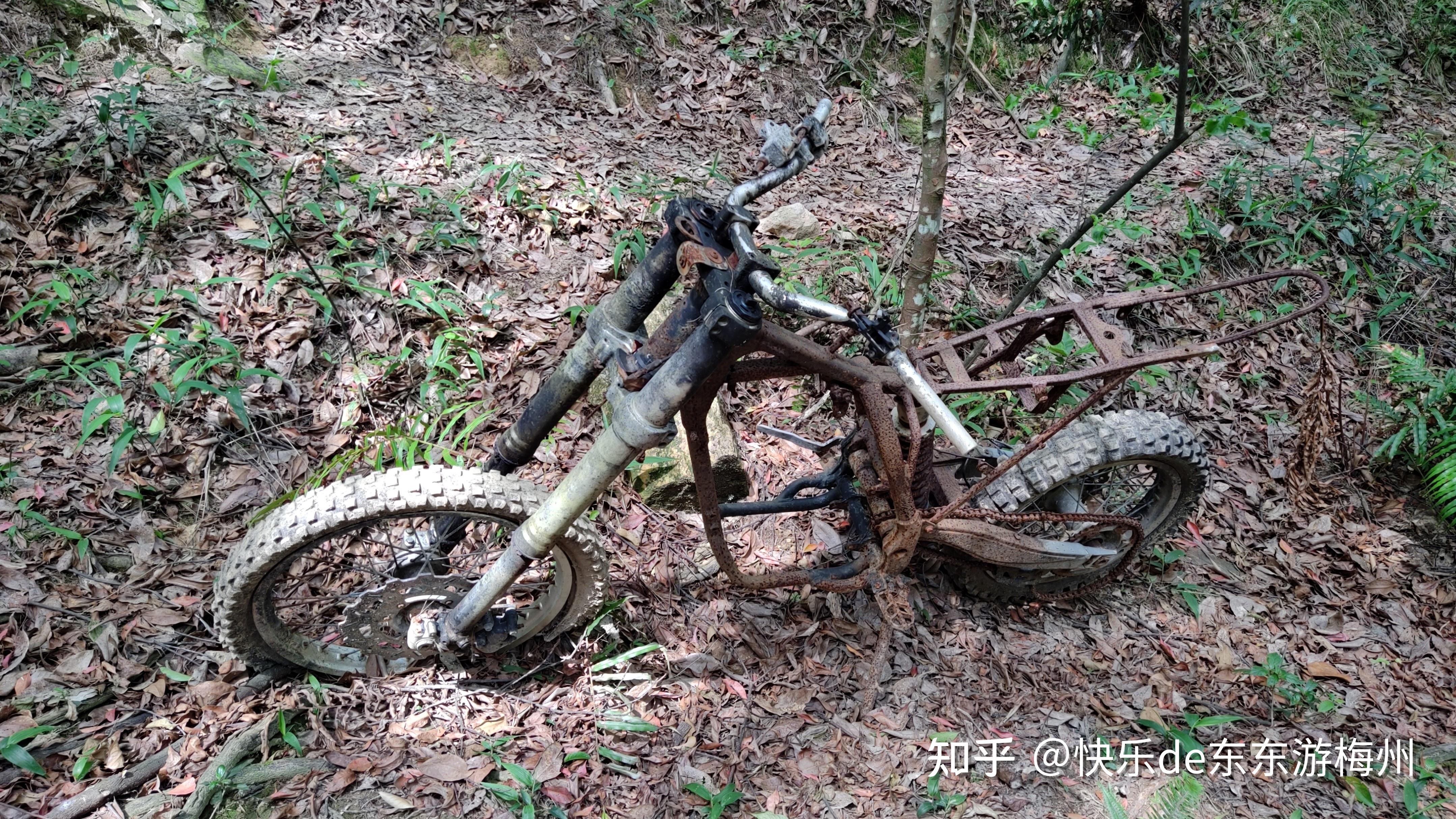客天下旁边的山坳里发现一辆男装摩托车车架！有多处烧过的痕迹 - 知乎
