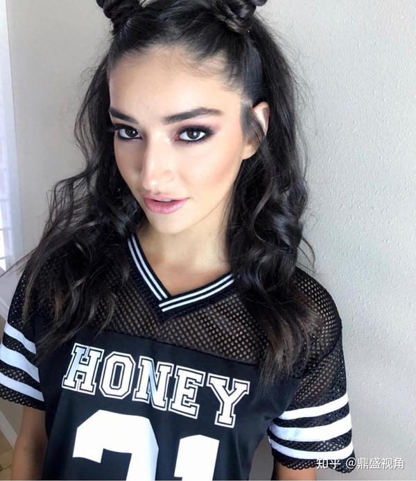 娱乐界双馨美女，Lisa Ann、Emily Willis、Leah Gotti简介及照片 - 知乎