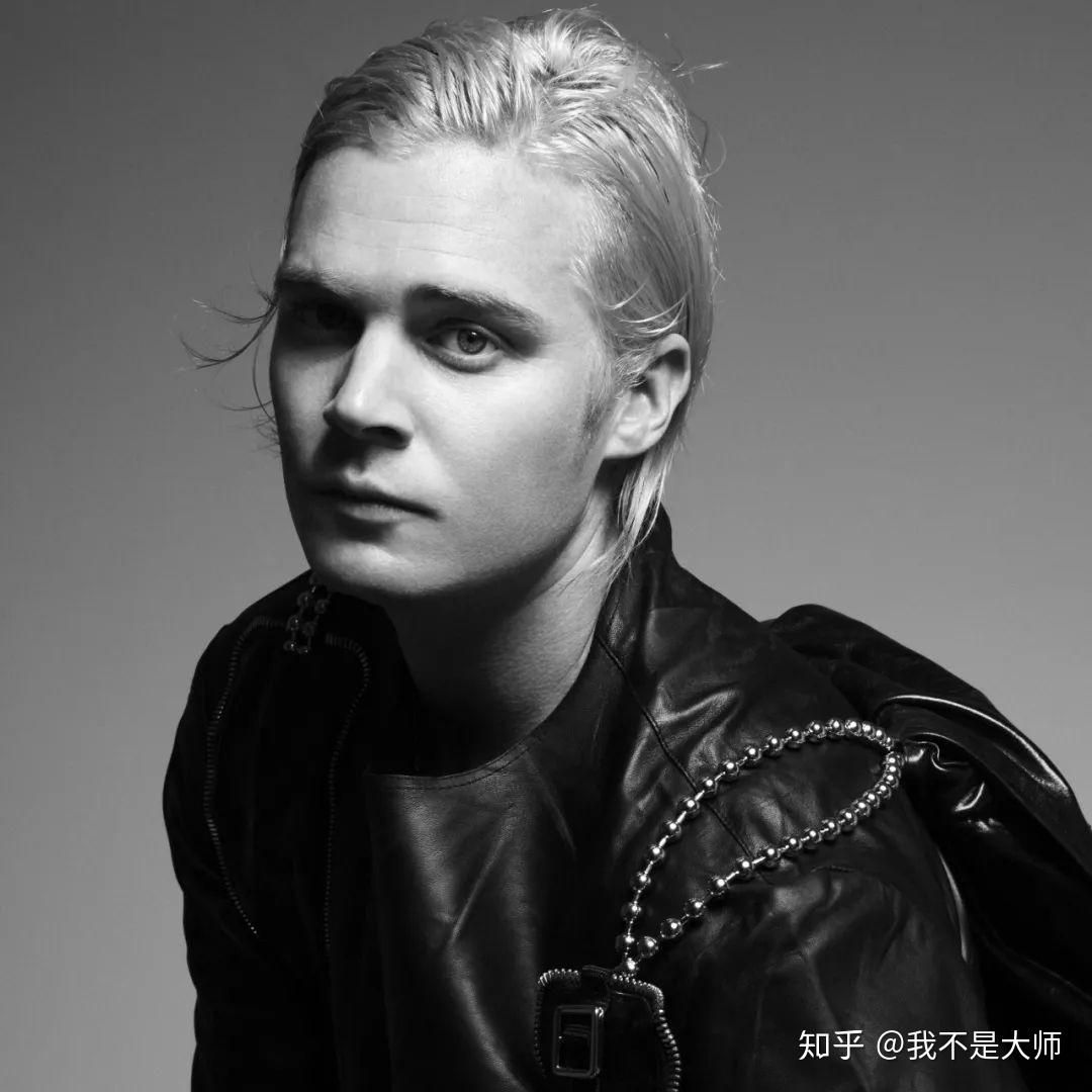 他曾为麦昆生前最后一场秀做设计,给Lady Gaga打造"喷火胸罩",一个扣子都能火遍时尚圈! - 知乎