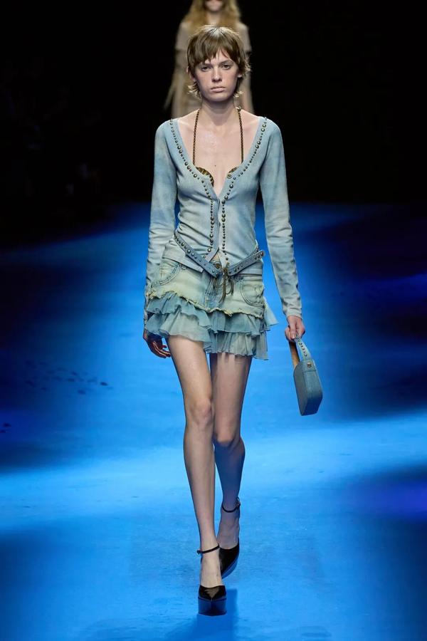 秀场 | Y2K辣妹秒变暗黑系美人鱼 Blumarine 2023 春季成衣系列 - 知乎