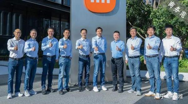 雷军一张高管合照，暴露“老板穿啥，我就穿啥”的潜规则！ 知乎