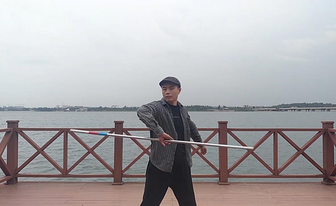 用武术教练这个方法，循序渐进的练习长棍抛棍，想抛多高就多高 知乎