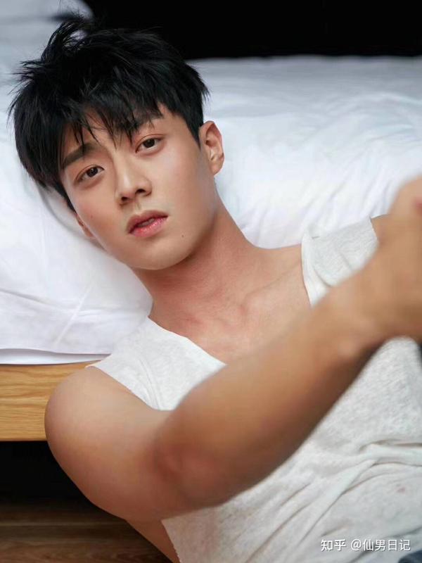 186cm肌肉帅哥拍戏拼了，私照曝光确实厉害！ - 知乎
