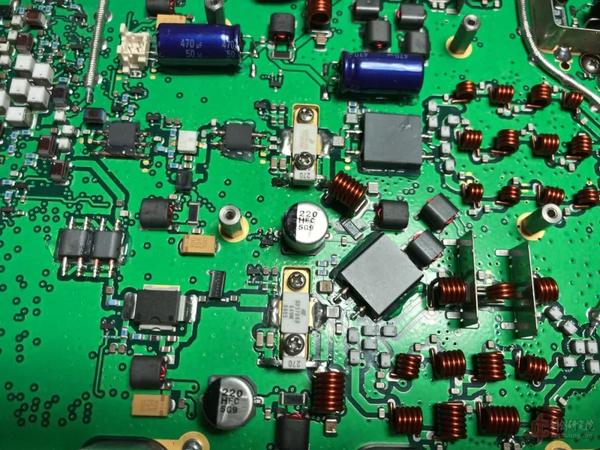 拆了一个美军电台PRC-148 JEM和配套车载功放AN/VRC-111，设计不是一般复杂！ - 知乎