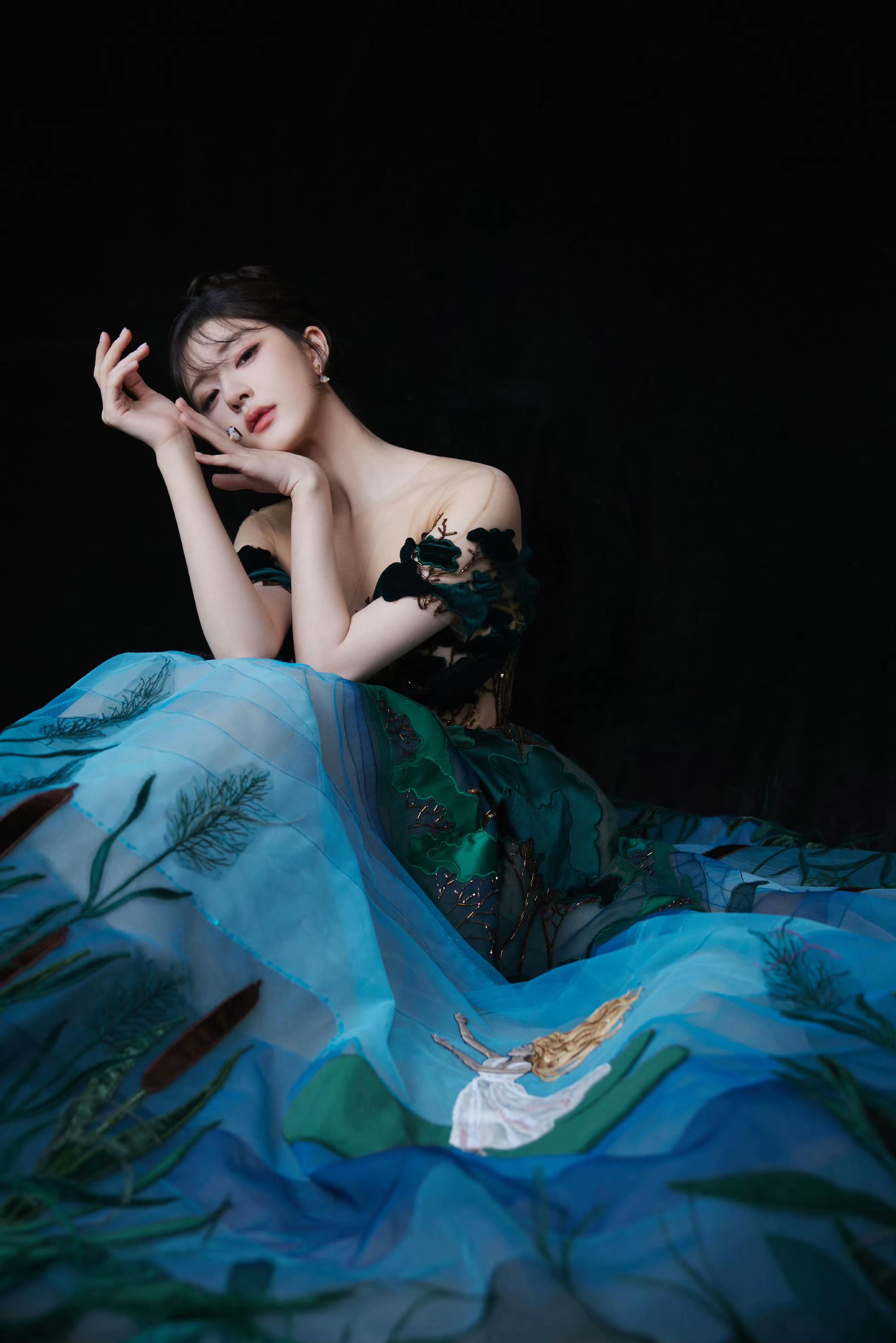 赵露思最新美照分享，一袭绿野仙踪礼服裙开启神秘幻境，露丝好美 - 知乎