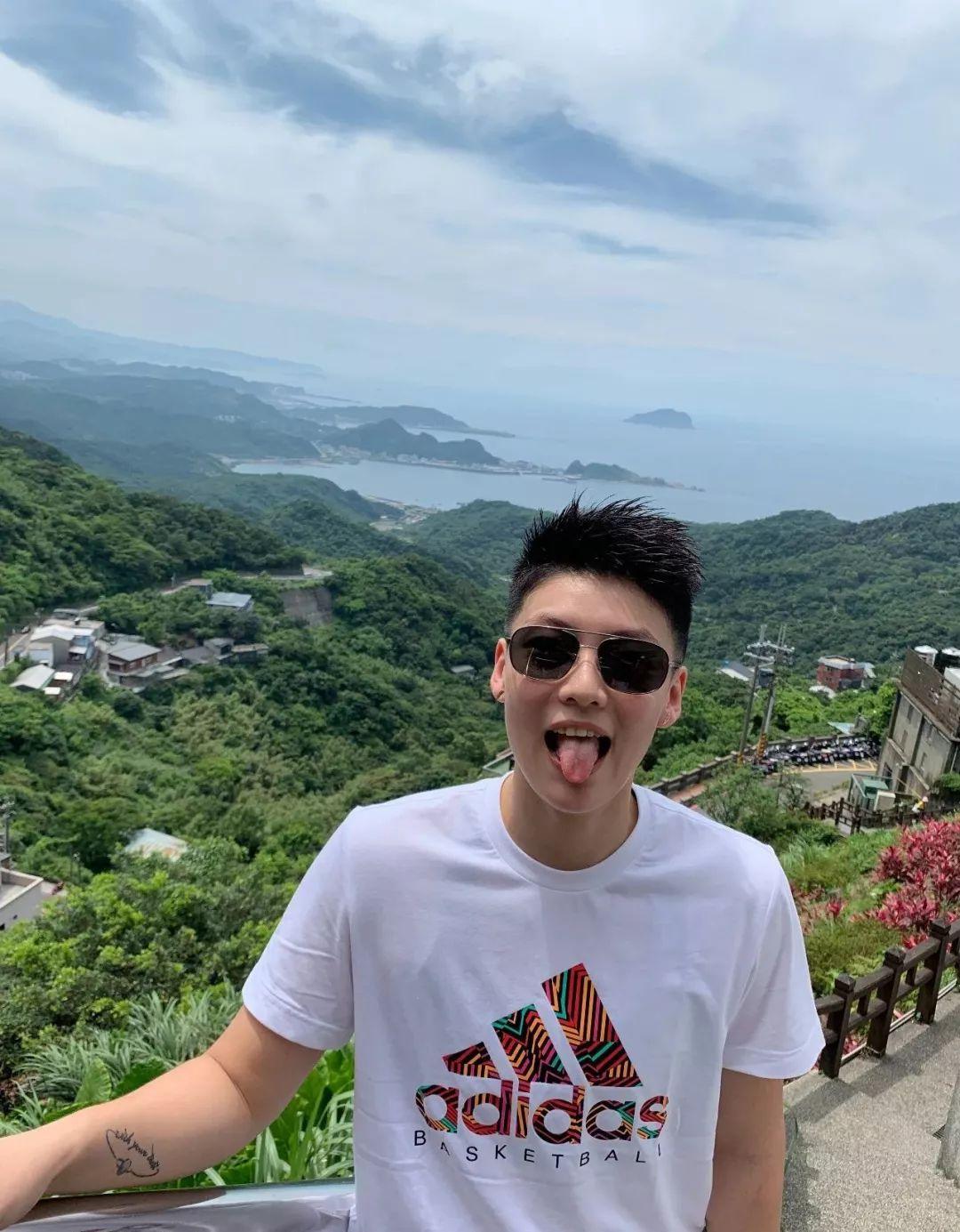 直不起来了！这个WCBA球员比某坤更帅气迷妹一箩筐！ - 知乎