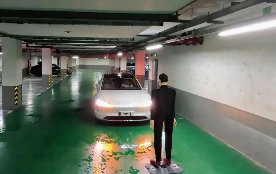 「边刹边让」，华为eAES把AEB再卷上一个台阶 - 知乎