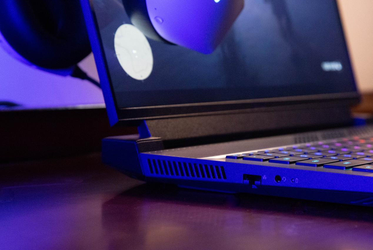 为什么新出的戴尔游匣 G16 会搭载 cherry 机械键盘和 16 寸屏幕，它们对玩游戏有什么提升？