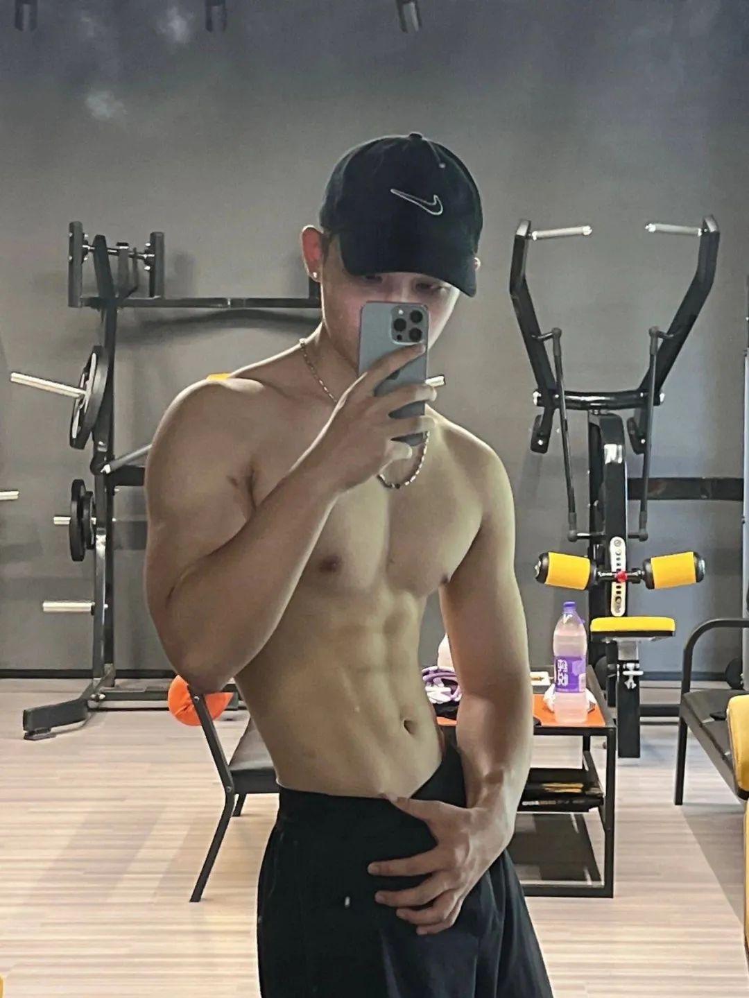03年上海腹肌体育生,这腰也太诱惑了! 知乎