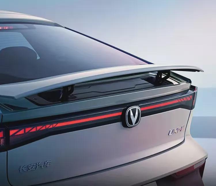 配电动尾翼，国产小A7？长安UNI-V预售10.89万元起 - 知乎