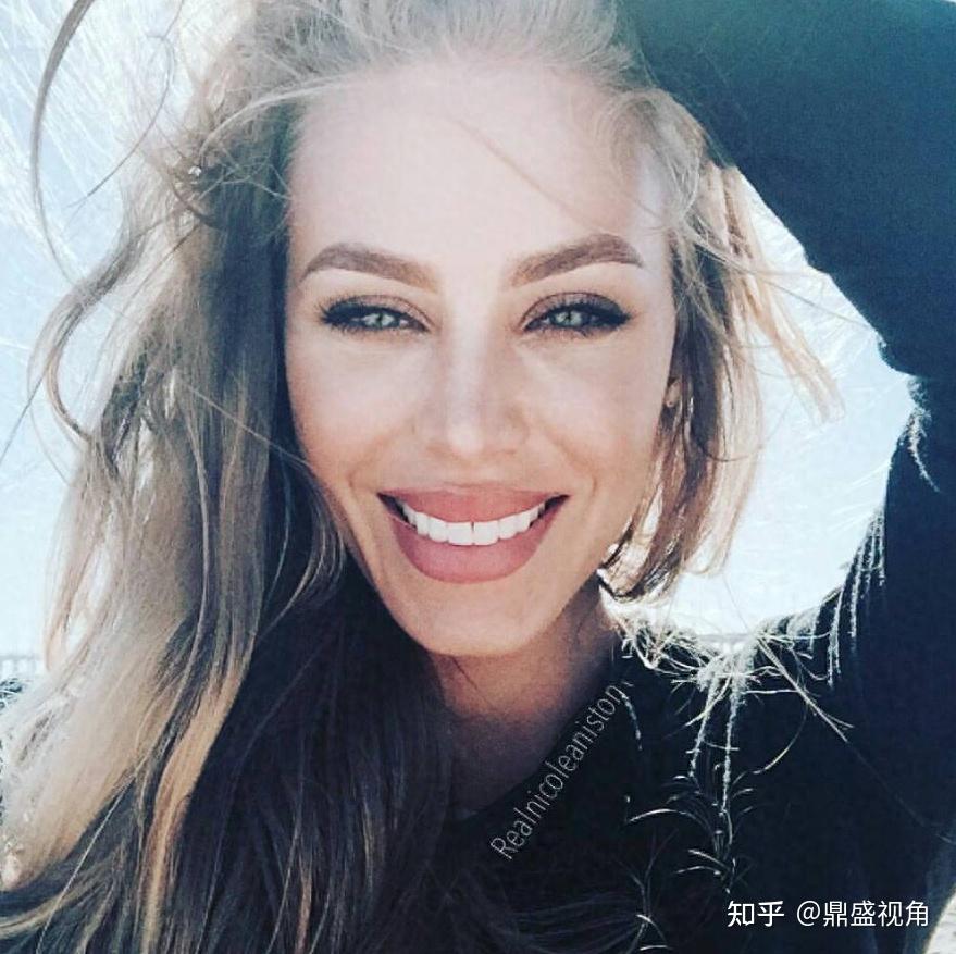 2012年，成为业内著名演员的 妮可·安妮斯顿（nicole Aniston） 知乎