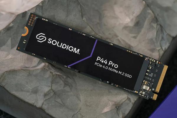 媒体观点｜Solidigm P44 Pro M.2 SSD评测 全套原厂方案 性能高效且稳定 - 知乎