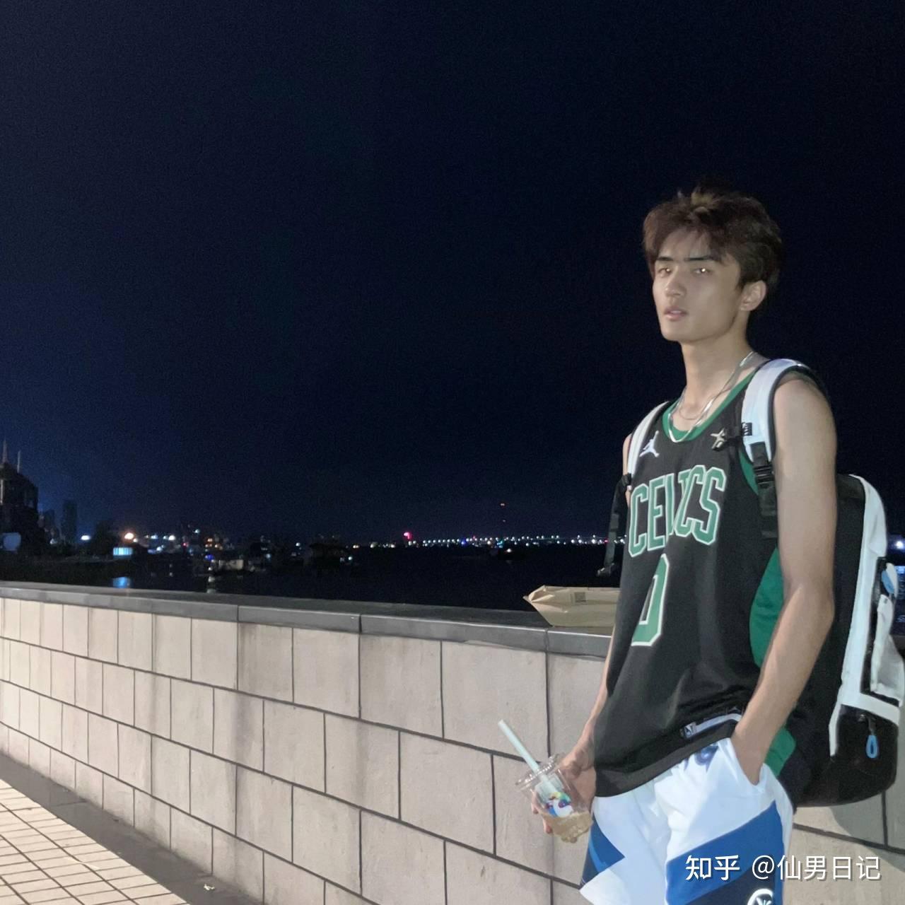 185cm江西男大学生，寝室自拍好诱惑啊…… - 知乎