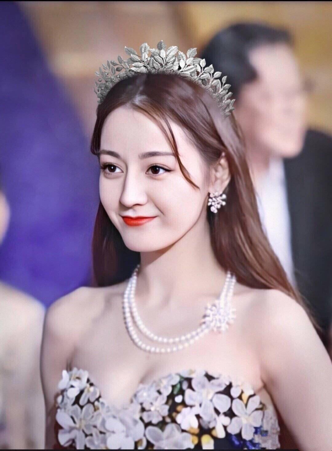 有哪些女明星的红毯造型很漂亮! 知乎
