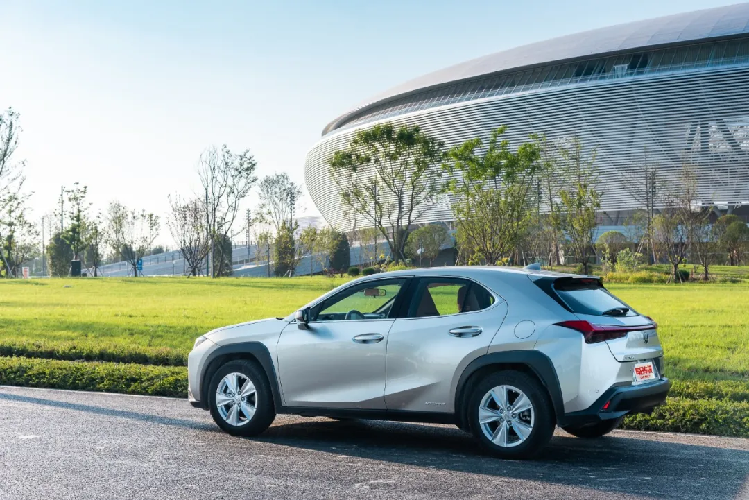 试驾雷克萨斯UX 260h：豪华藏在深处，实力不动声色 - 知乎