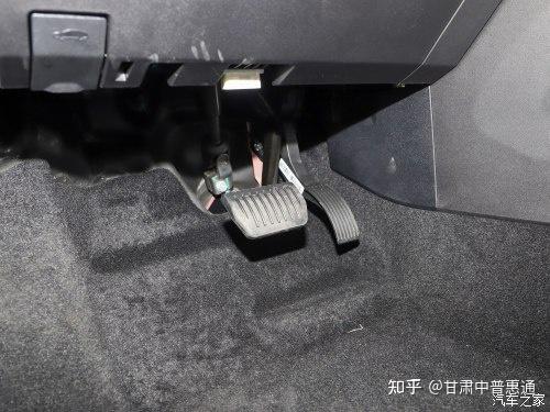 为什么刹车踏板比油门踏板高 - 知乎