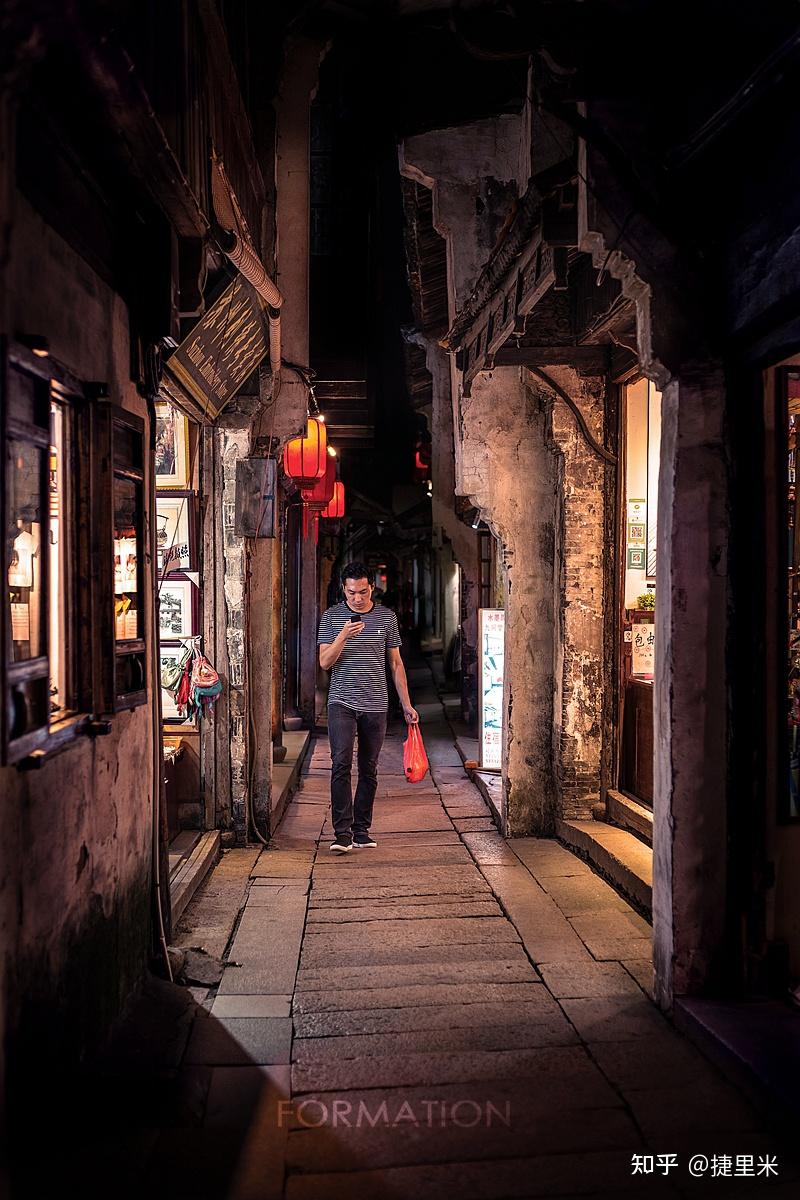 索尼a7c镜头28-60 和50 1.8该选哪个？