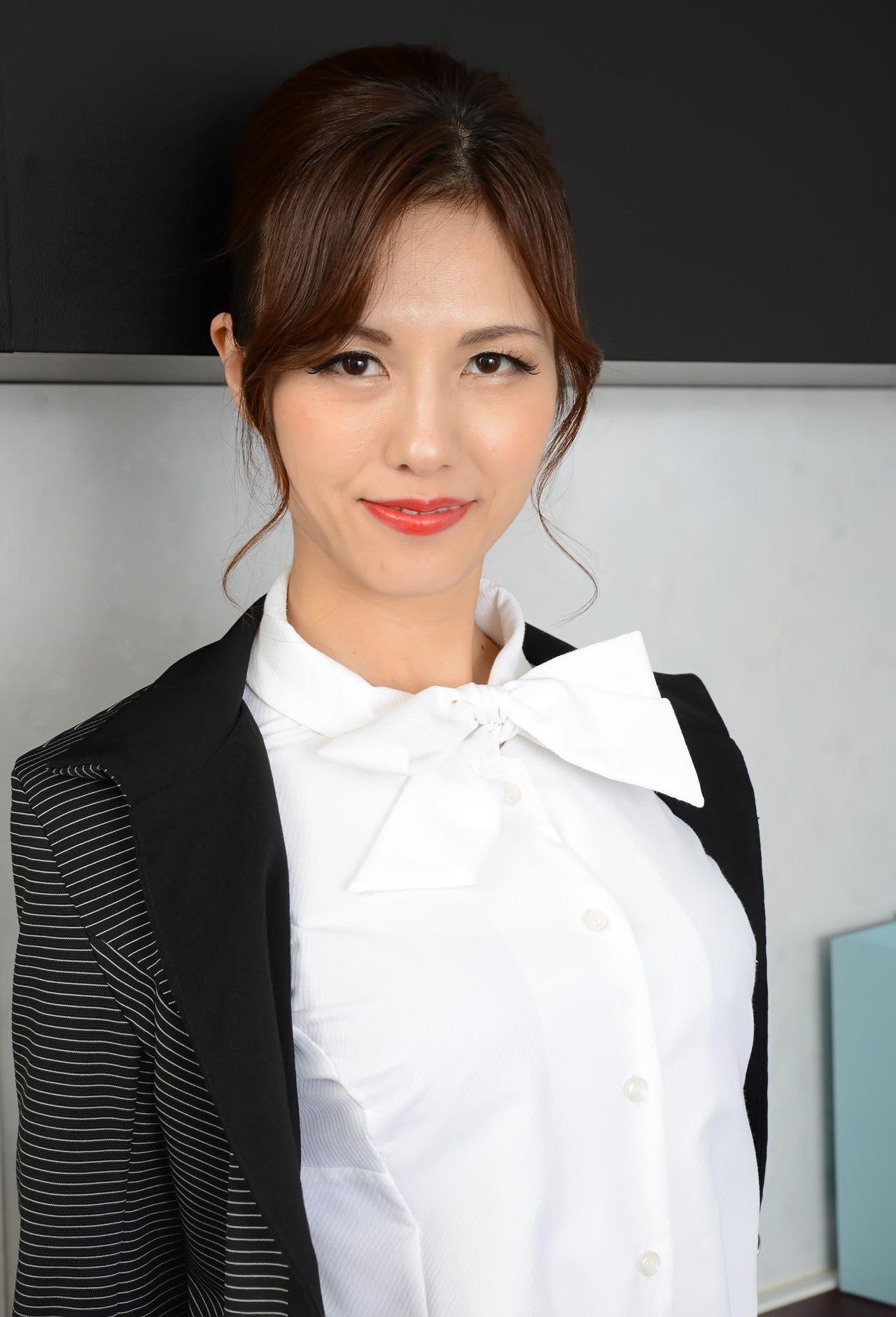 千万别错过！日本女星武藤绫香妩媚OL制服搭配黑丝网袜的写真大片 - 知乎