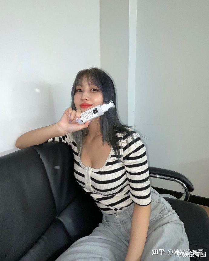 TWICE成员MOMO晒私照近况，大秀丰满身材，姿势诱人！ - 知乎