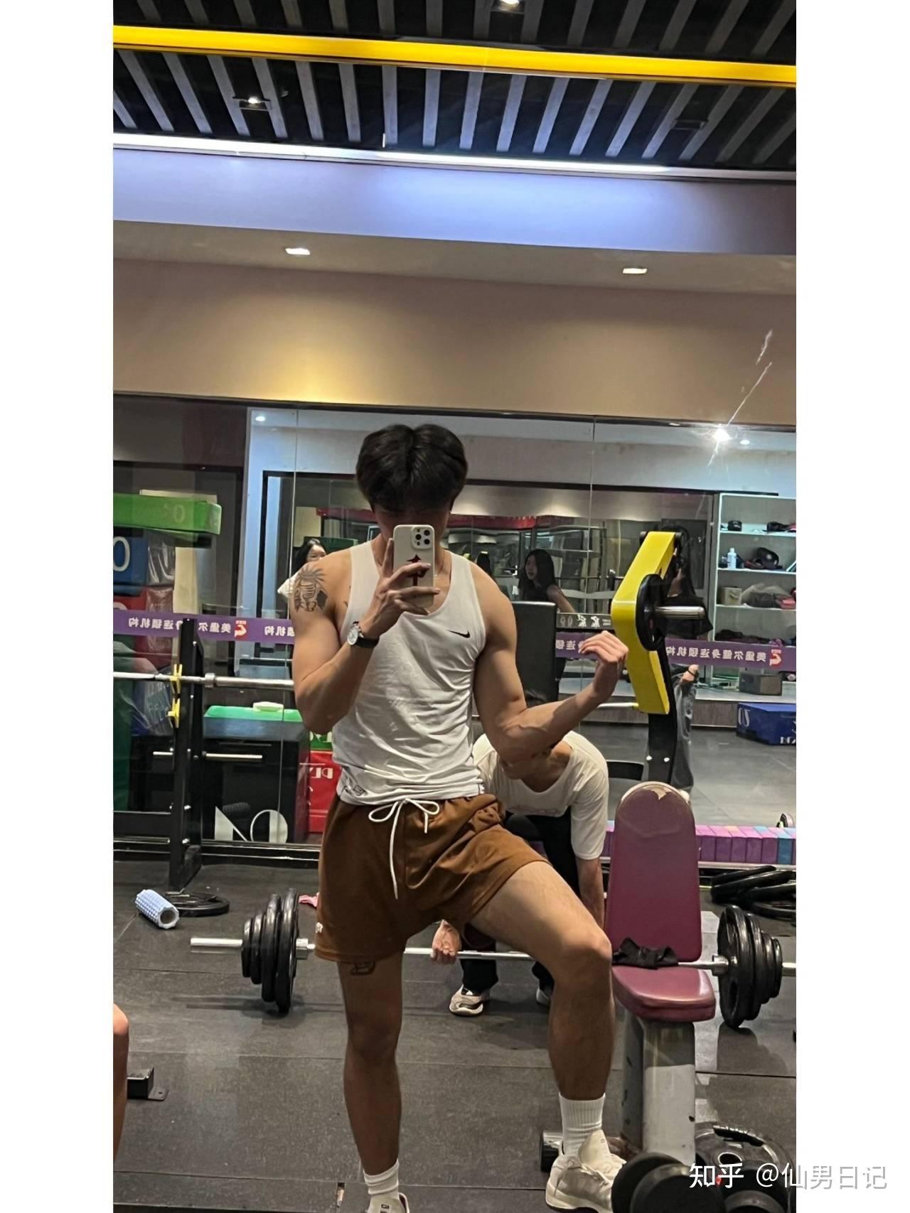 185cm江西男大学生，寝室自拍好诱惑啊…… - 知乎