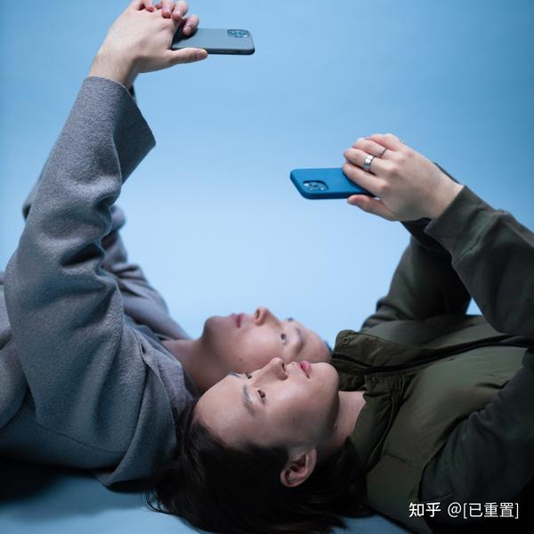 长期低头玩手机脖子酸痛？，来学玩手机的正确姿势，保护颈椎 - 知乎