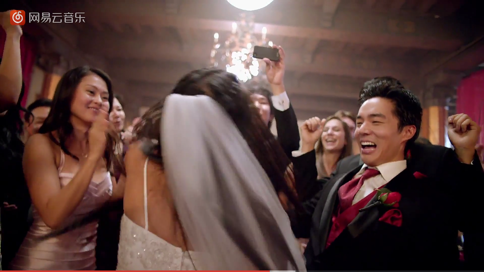 请问sugar的mv是真的还是拍的？ - 知乎