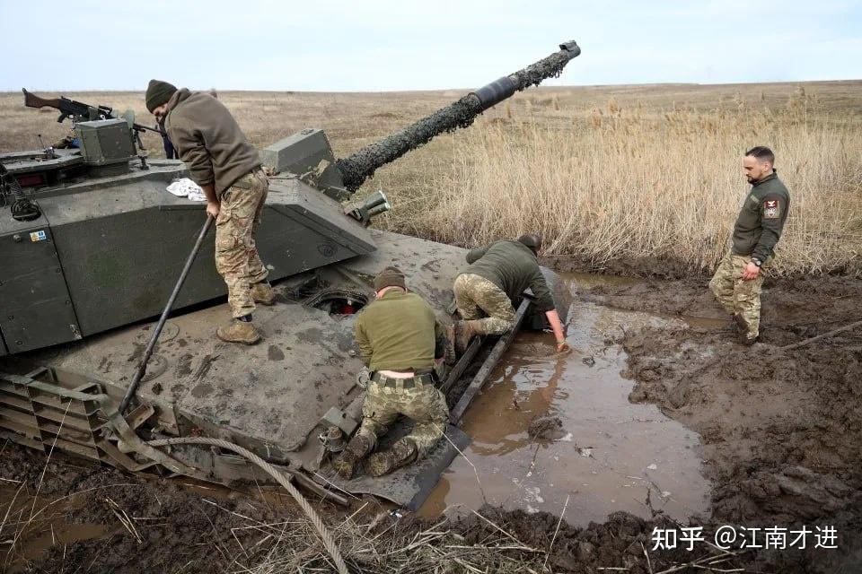 乌克兰士兵在英国接受挑战者-2坦克训练 - 知乎