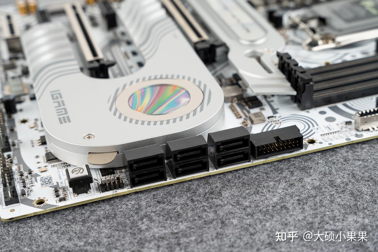 天配白色主机，七彩虹iGame主板新旗舰，Z690顶级设计大赏 - 知乎
