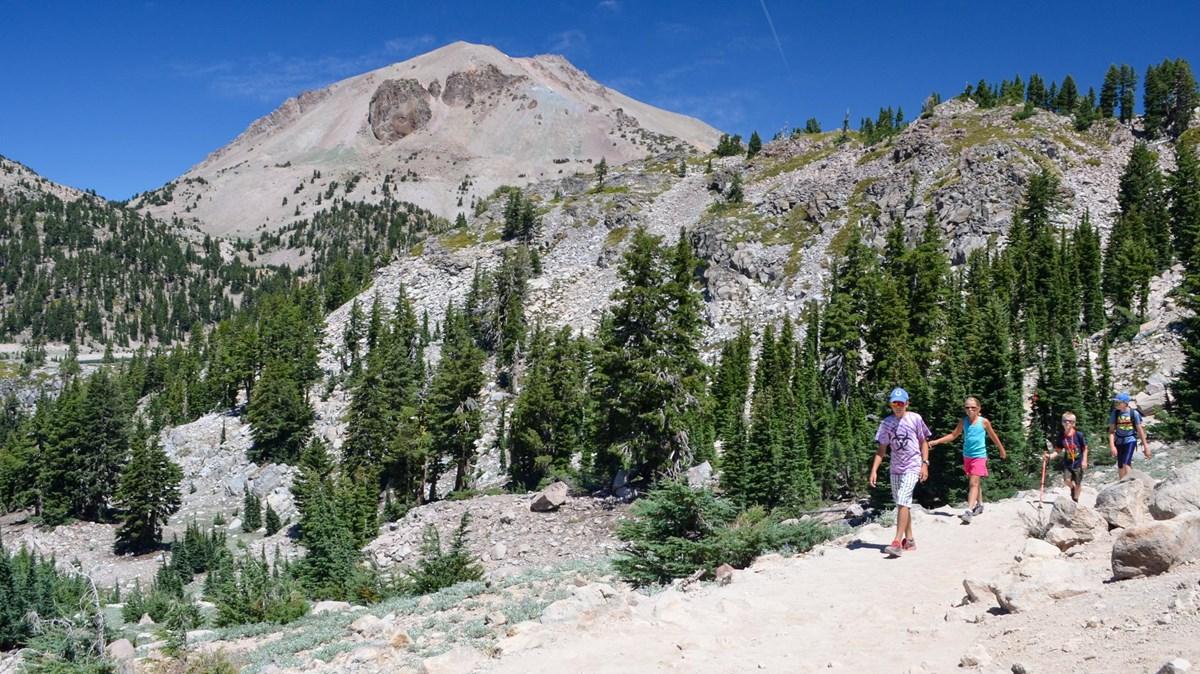 邦帕斯地狱（Bumpass Hell），附冷沸湖（Cold Boiling Lake） - 知乎