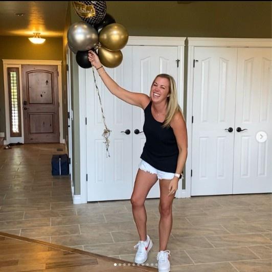 美女记者吐槽AAU联赛：板凳席有只狗是一件常见的事😂 - 知乎