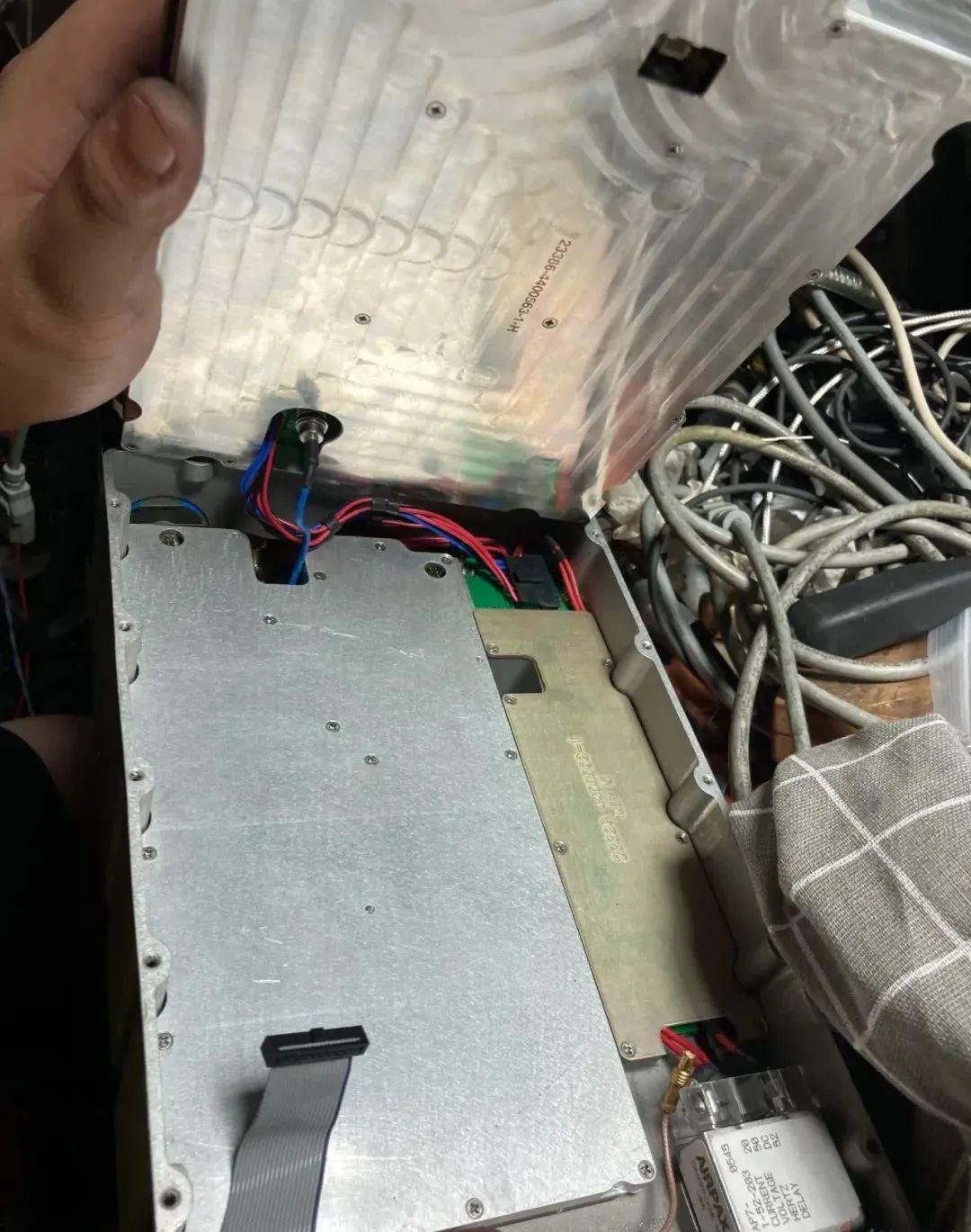 拆了一个美军电台PRC-148 JEM和配套车载功放AN/VRC-111，设计不是一般复杂！ - 知乎