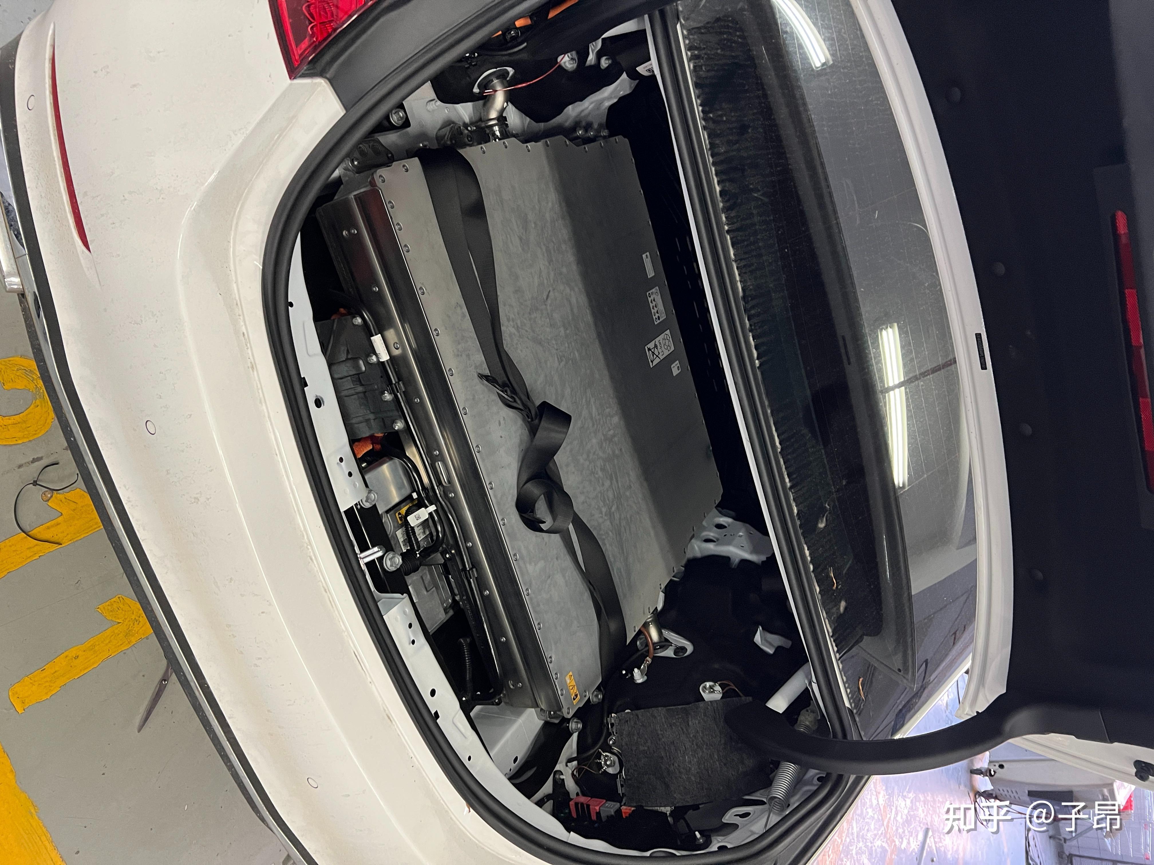 奔驰新C350EL的后备箱原来电池这么大一块啊 - 知乎