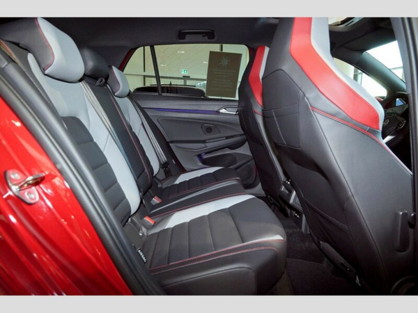 全新大众高尔夫GTI，红色车漆更能彰显运动范，爱了爱了 - 知乎