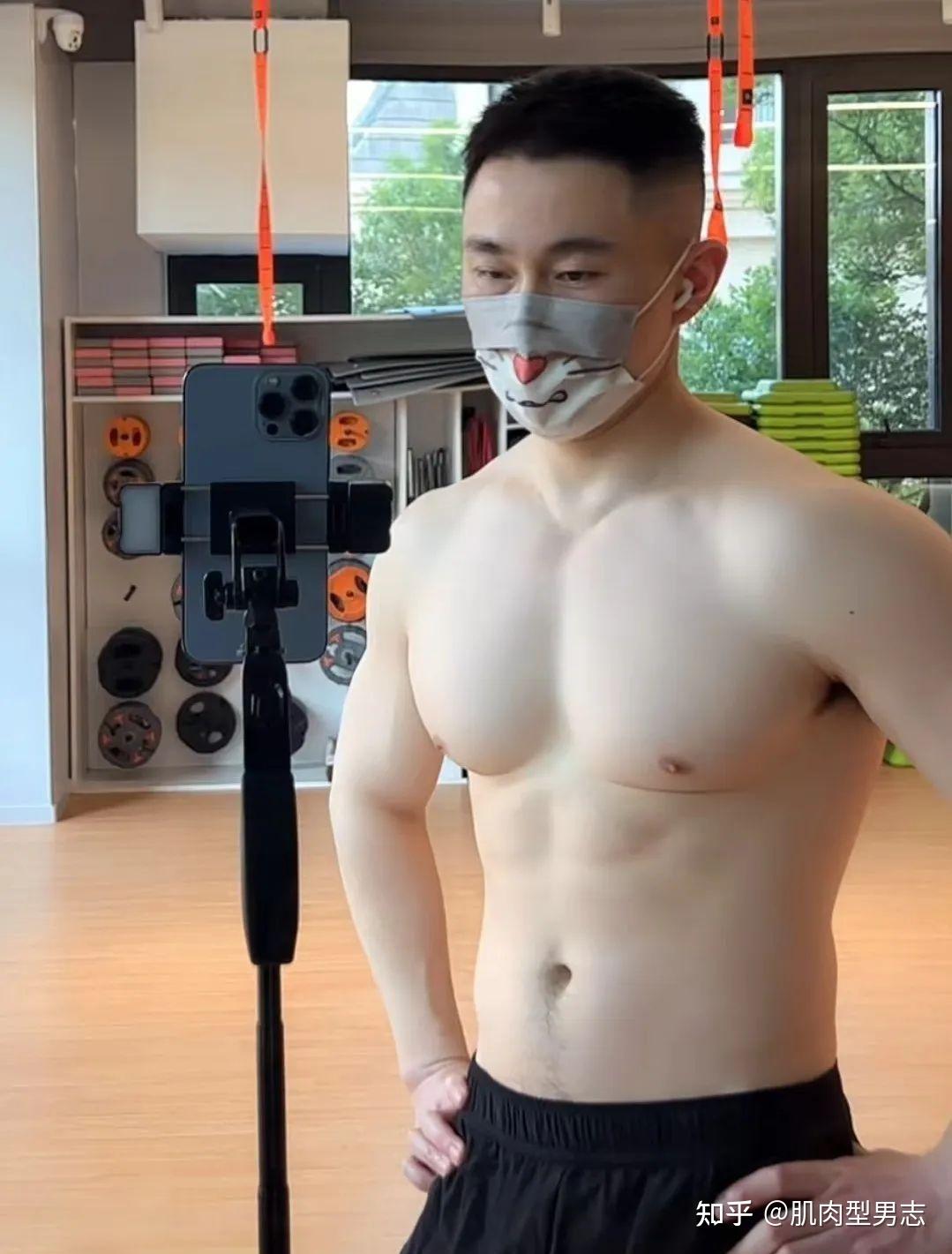 别再舔黑皮体育生了!这位白到发光的上海巨乳哥才是真爱~ 知乎