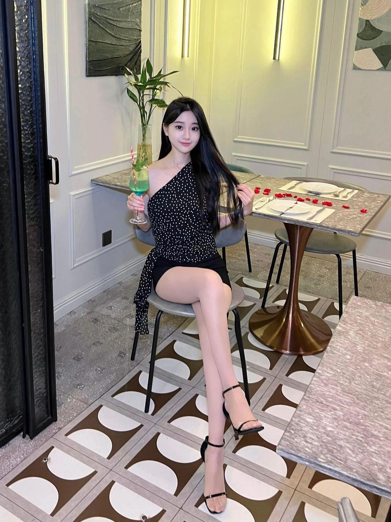 波点斜肩上衣：复古与性感的完美碰撞出门约会逛街去咯丨165cm 45kg - 知乎