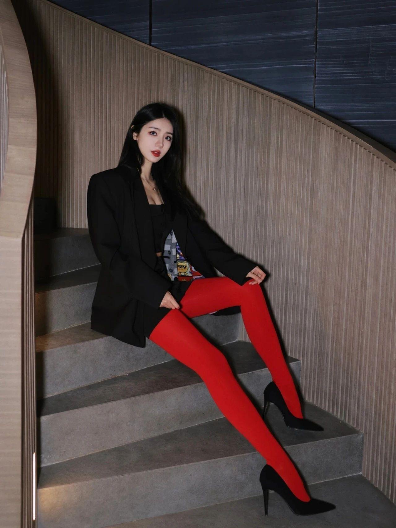 经典红与黑丨172cm 52kg红丝魅影，黑与红的经典碰撞服饰搭配 - 知乎