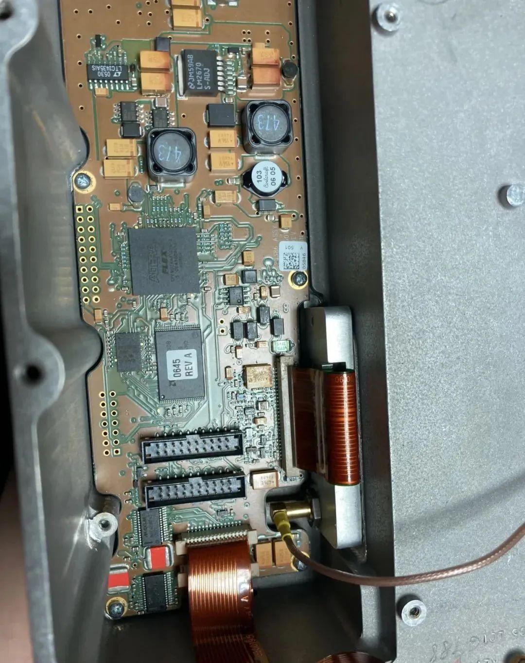 拆了一个美军电台PRC-148 JEM和配套车载功放AN/VRC-111，设计不是一般复杂！ - 知乎