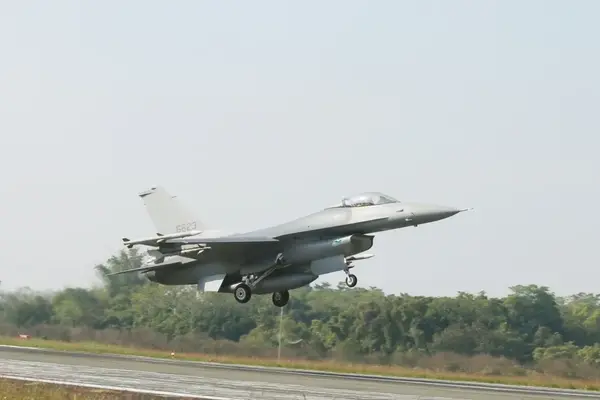 实力陡增！台军接装66架F-16V，歼-10C能打得过吗？ - 知乎