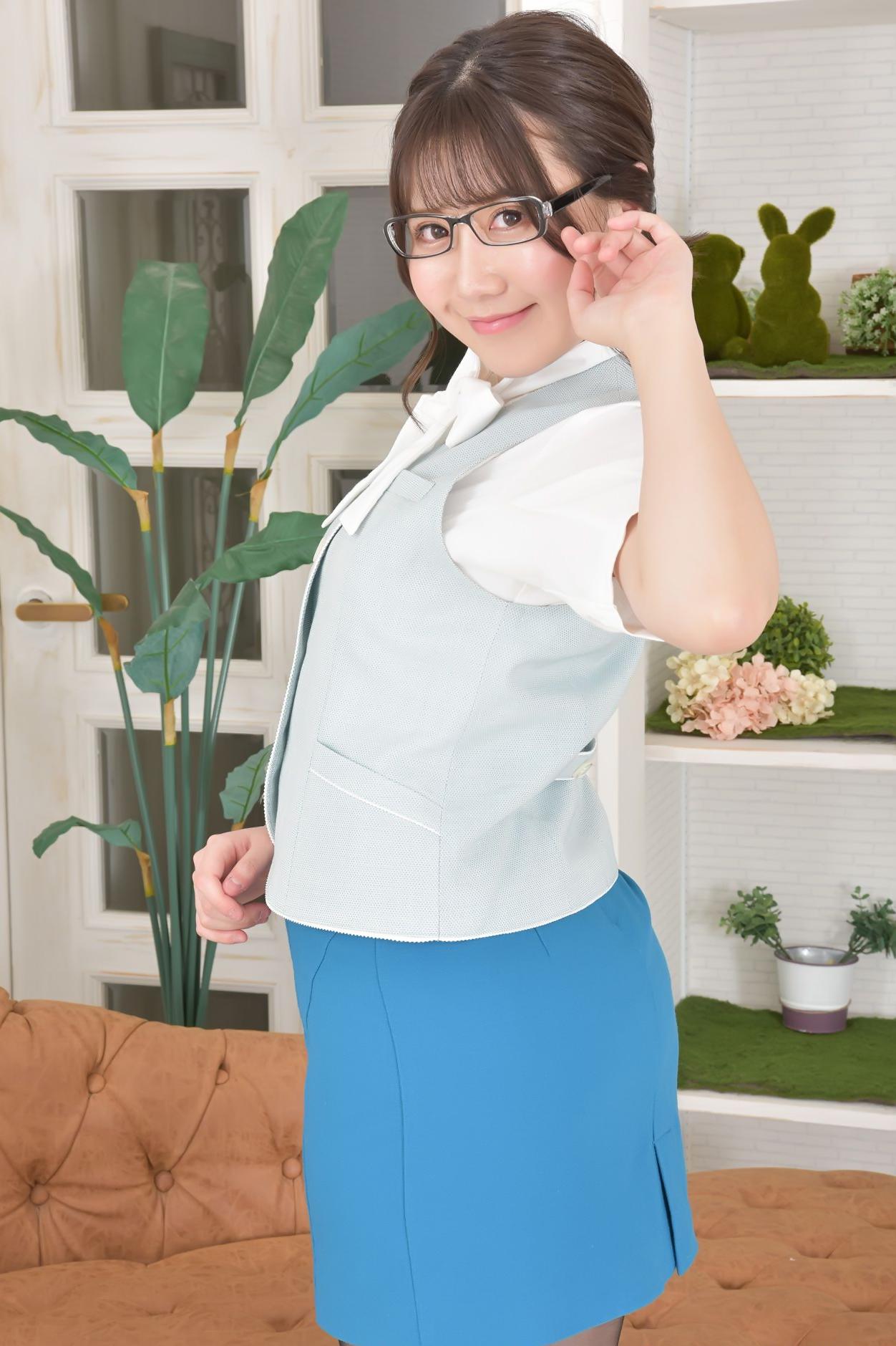 日本女星小鸟游百惠写真，蓝色包臀裙搭黑丝高跟，身材丰韵尽显成熟女性风采 知乎