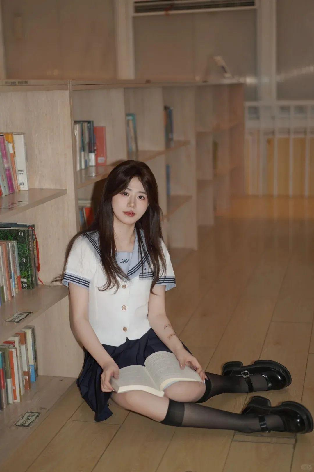 图书馆JK拍照姿势，清新自然、文艺感爆棚，氛围拿捏得死死的！ - 知乎